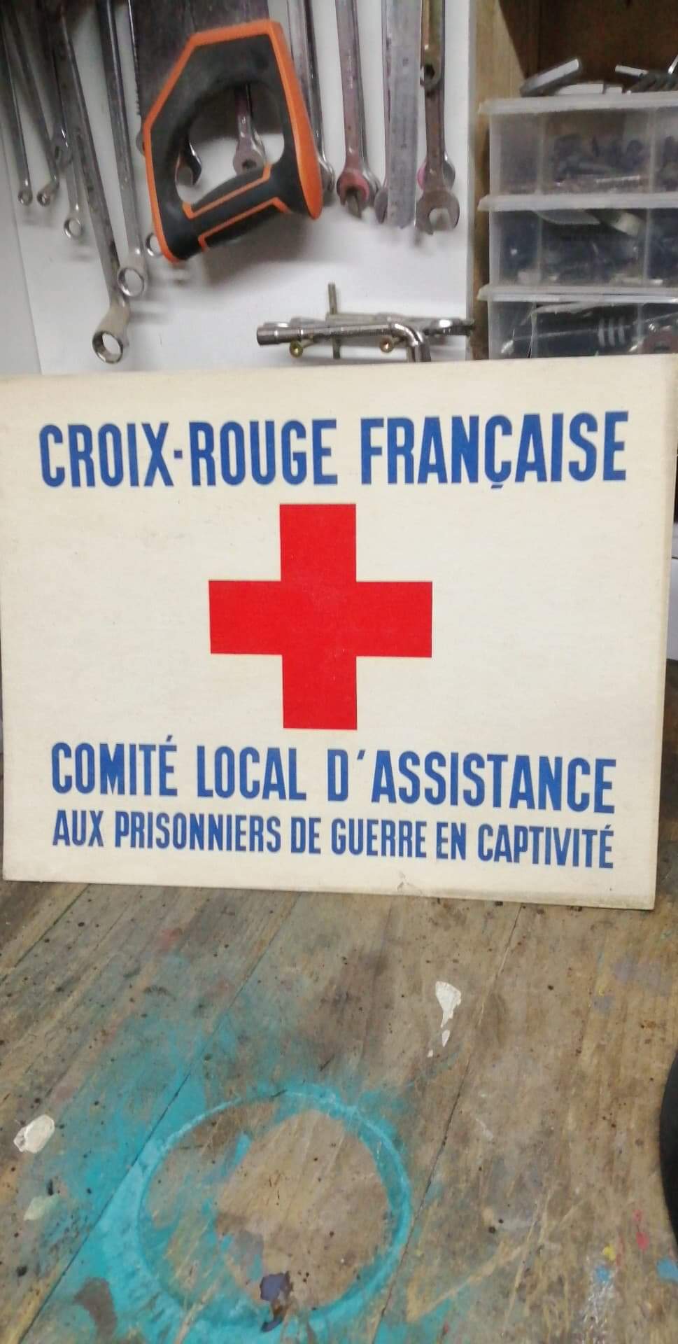 Panneau croix rouge ...quelle époque Panneau croix rouge ...quelle époque