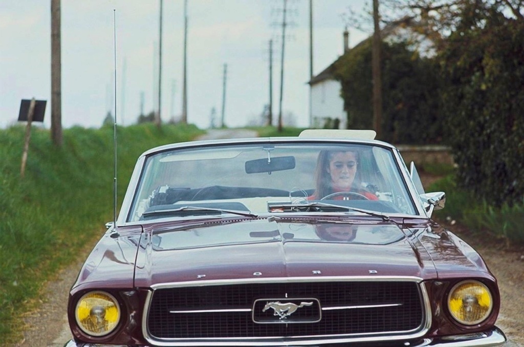 La chanteuse Sheila et sa Mustang 1967 La chanteuse Sheila et sa Mustang 1967