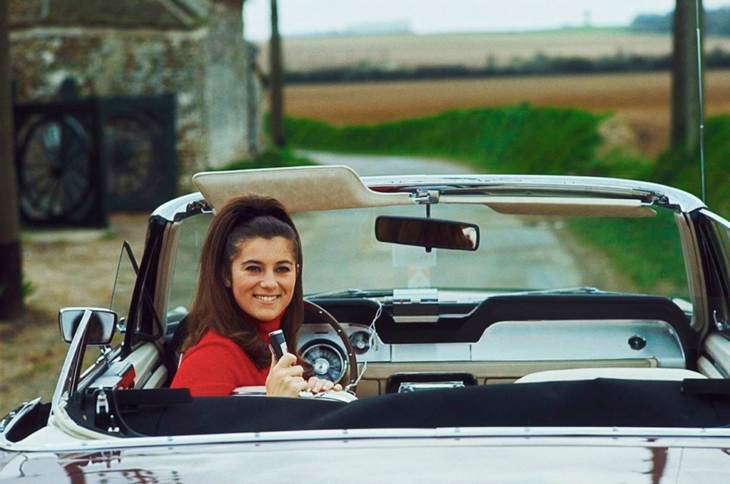 La chanteuse Sheila et sa Mustang 1967 La chanteuse Sheila et sa Mustang 1967