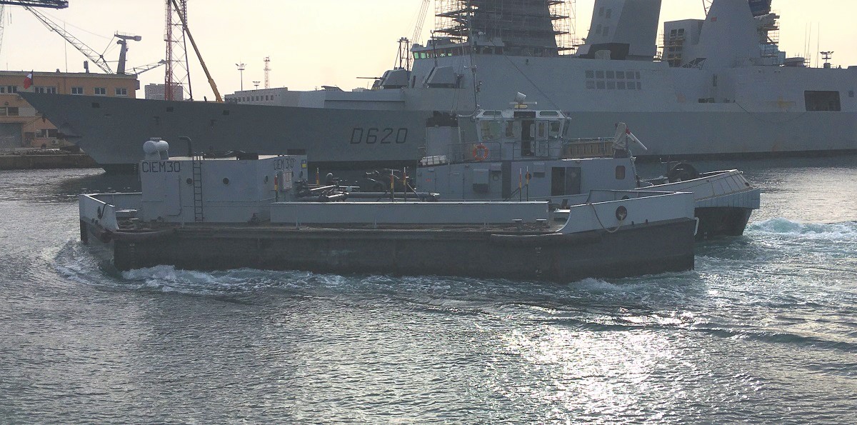 À quoi servent ces barges de la Marine Nationale À quoi servent ces barges de la Marine Nationale