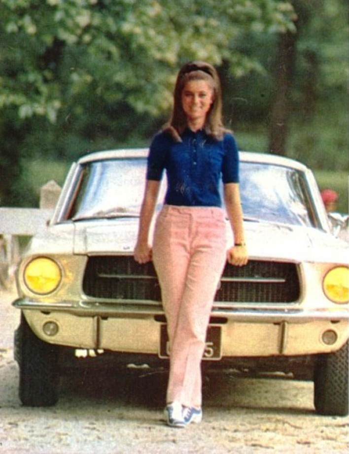 La chanteuse Sheila et sa Mustang 1967 La chanteuse Sheila et sa Mustang 1967