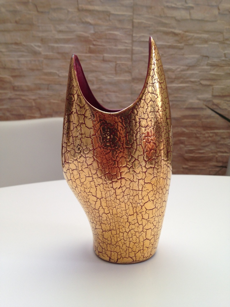 Could someone help me Id this italian Vase please? Could someone help me Id this italian Vase please?