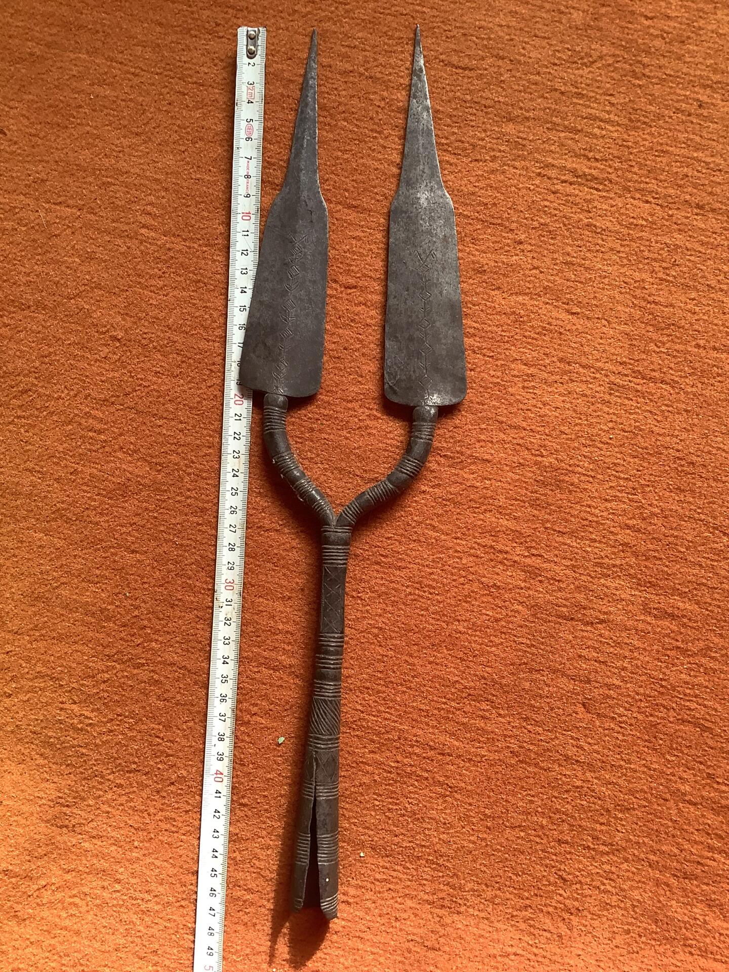 Identification lance africaine (?) À deux pointes Identification lance africaine (?) À deux pointes