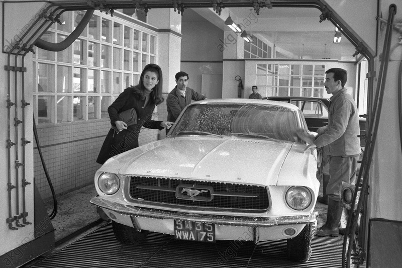La chanteuse Sheila et sa Mustang 1967 La chanteuse Sheila et sa Mustang 1967