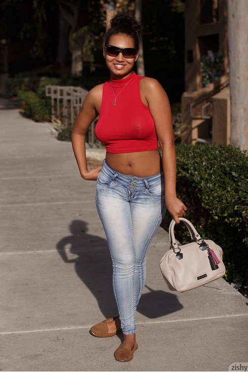 Scammer With Photos Of Noelle Monique